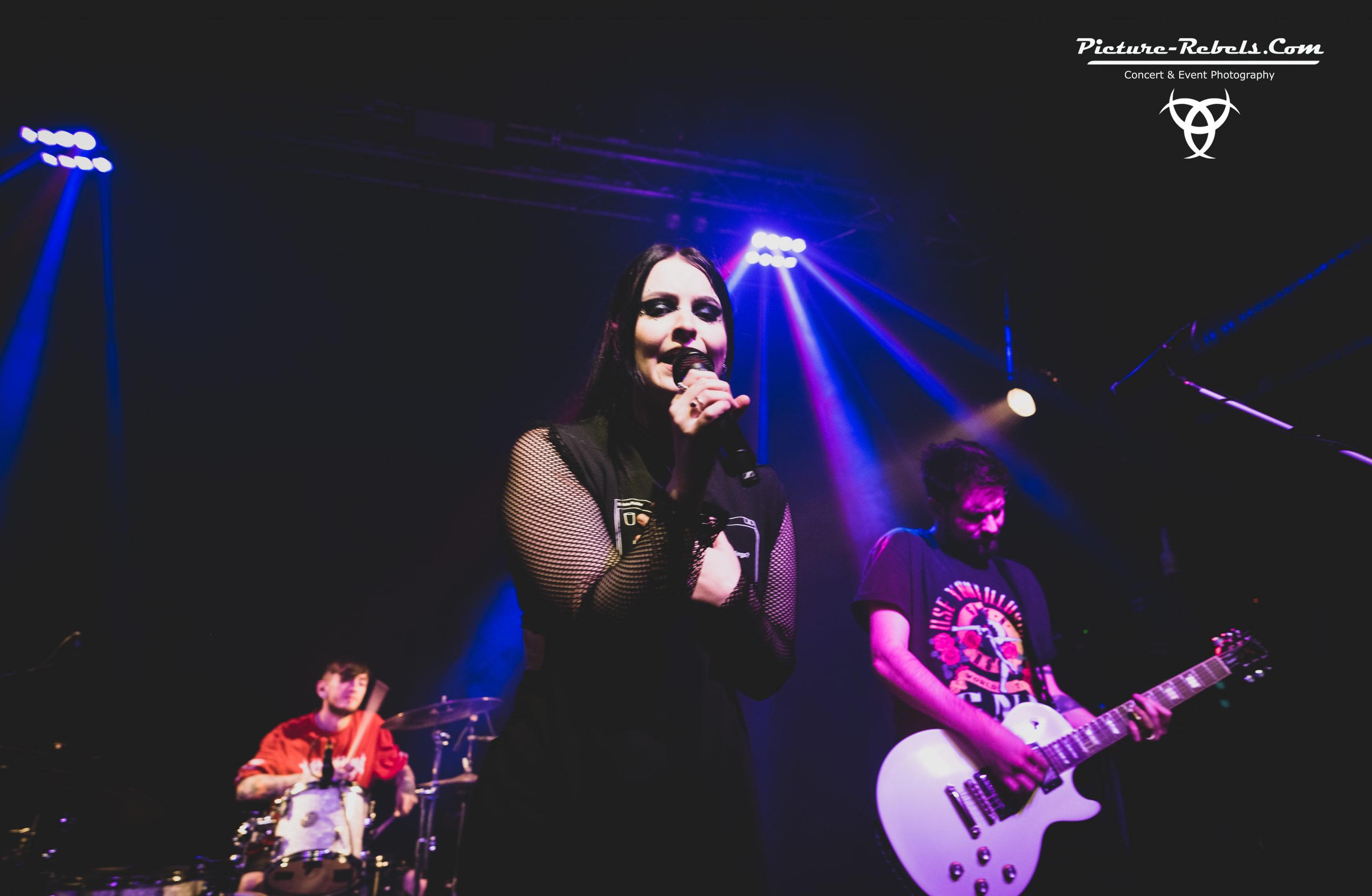 AS DECEMBER FALLS: Energiegeladener Auftritt bei der letzten Show der ...